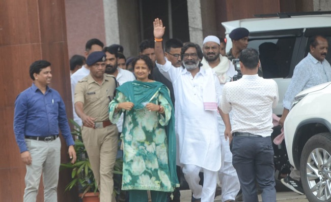 Hemant Soren: हेमंत सोरेन जेल से रिहा, सफेद दाढ़ी और कंधे पर गमछा.. कुछ इस अंदाज में नजर आए ...